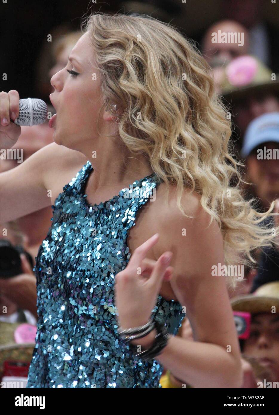 Taylor Swift 2009 on NBC's Today Show Photo By John Barrett ...