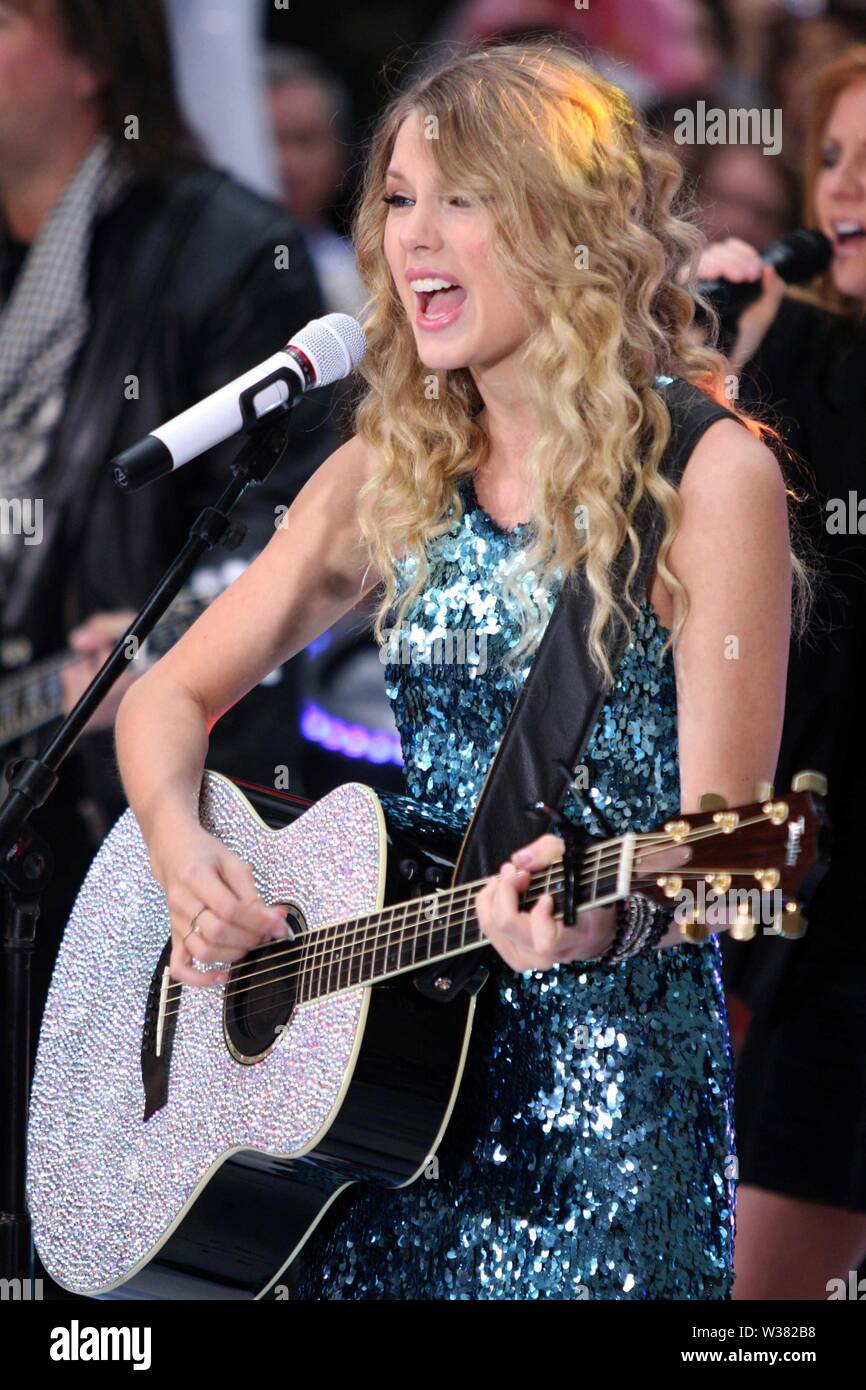 Taylor Swift 2009 on NBC's Today Show Photo By John Barrett ...