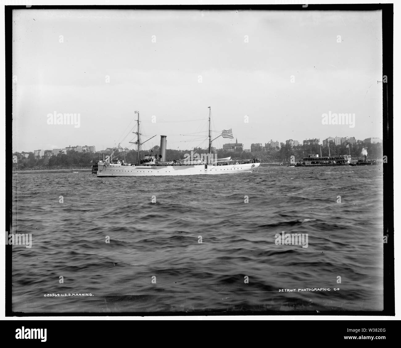 Manning ship hi-res stock photography and images - Alamy