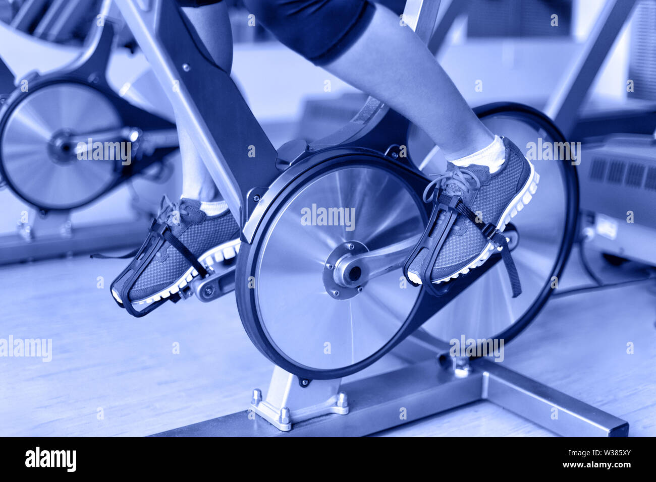 Spinning class young hi-res stock photography and images - Alamy