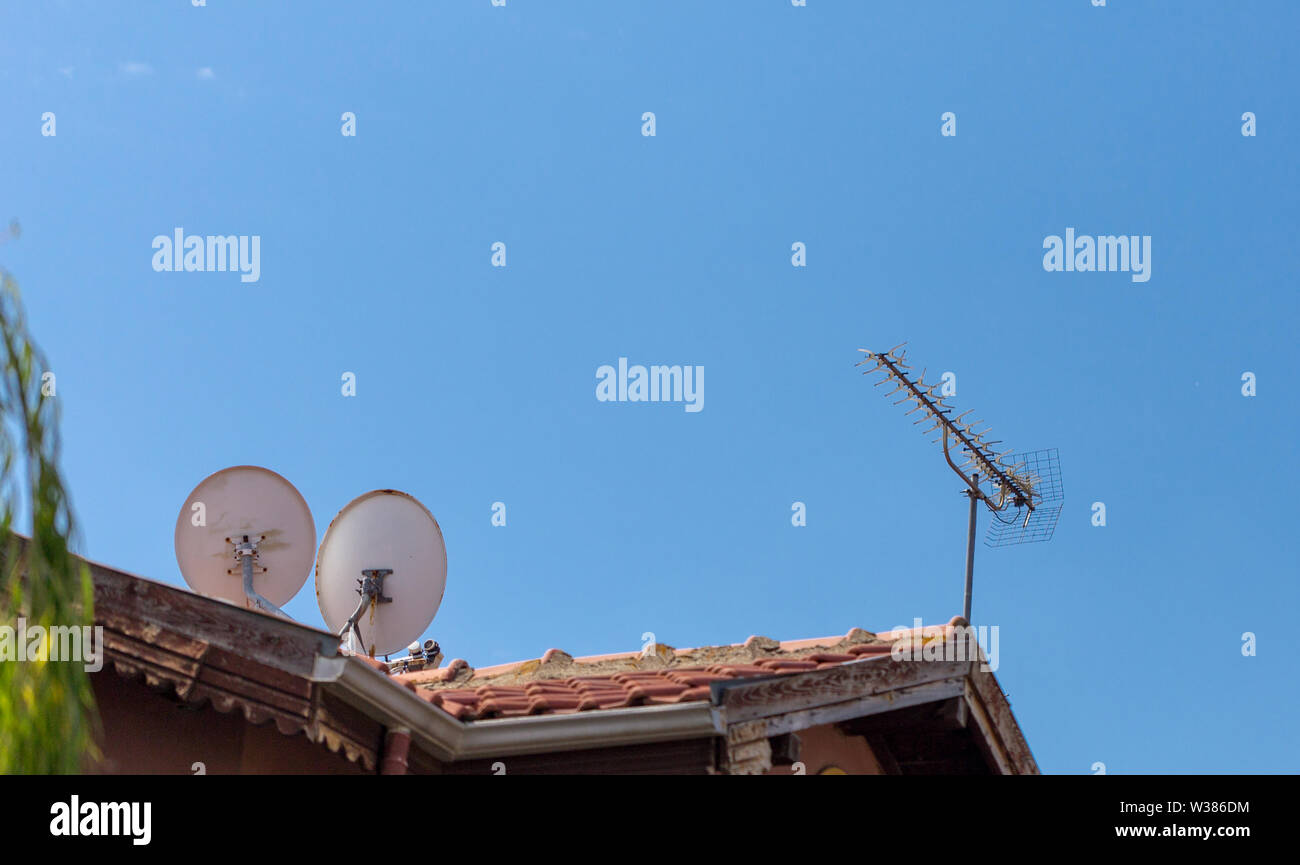Old fashioned tv antenna hi-res stock photography and images - Alamy