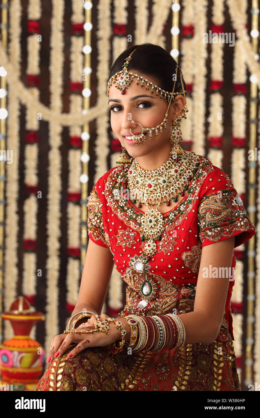 Portrait of an Indian bride smiling Stock Photo - Alamy