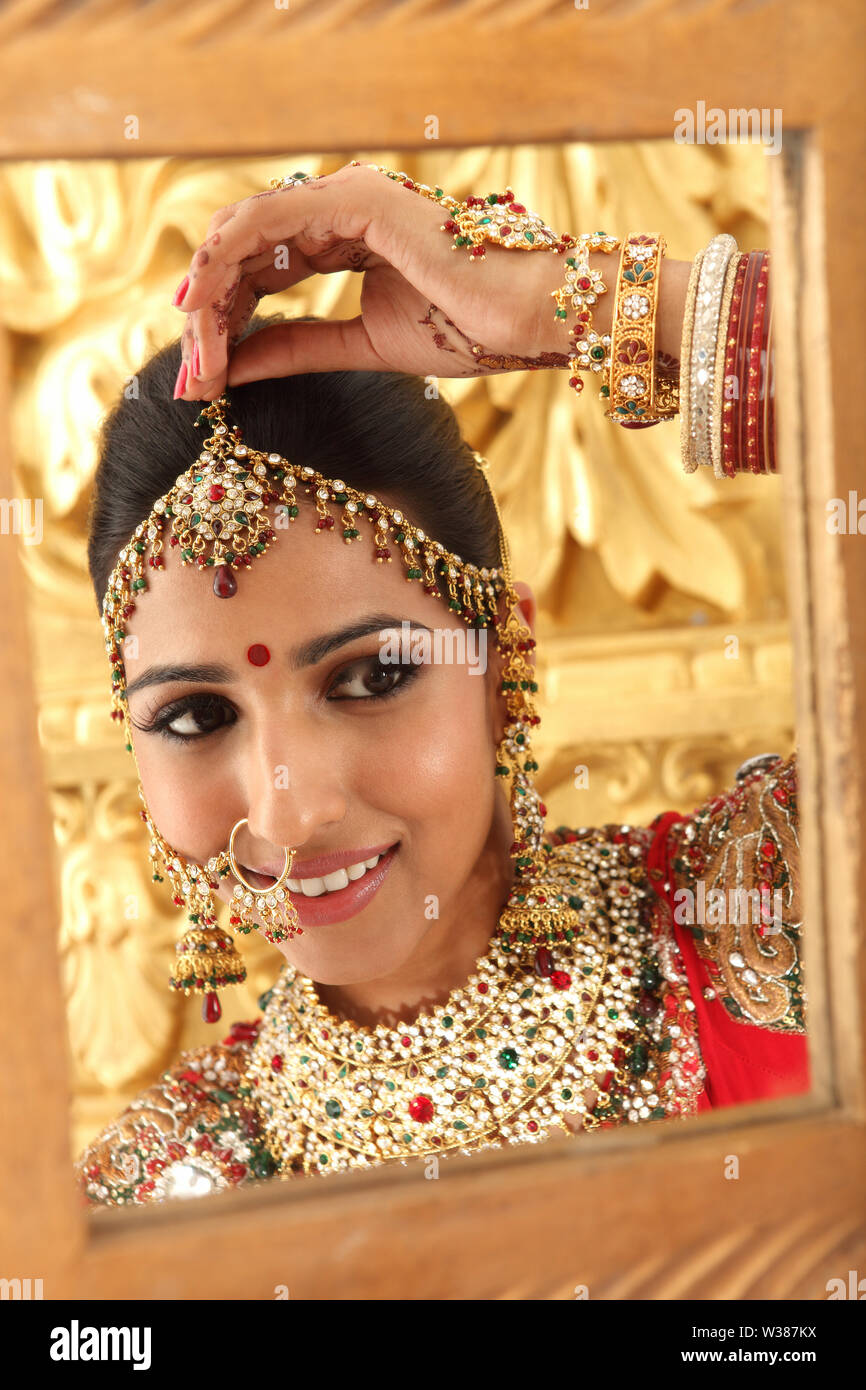 Beautiful indian bride dressed in hi-res stock photography and images ...