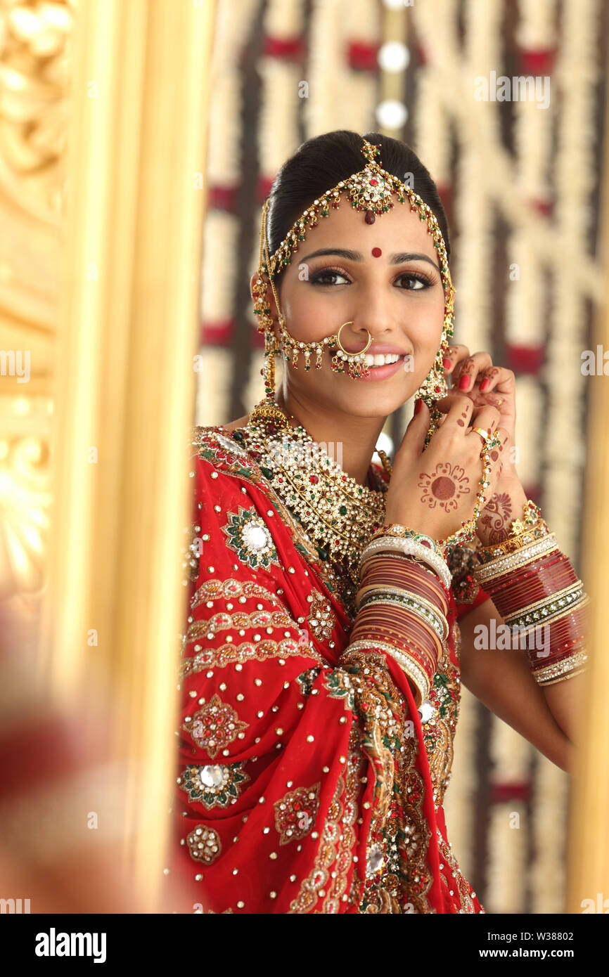 Smiling indian woman bindi nose ring hi-res stock photography and ...