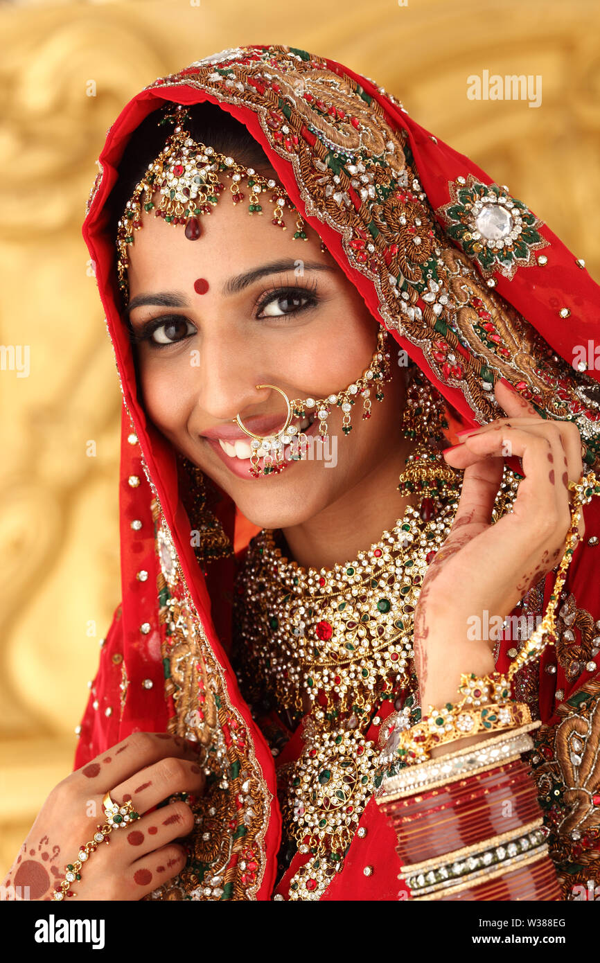 Portrait of an Indian bride smiling Stock Photo - Alamy