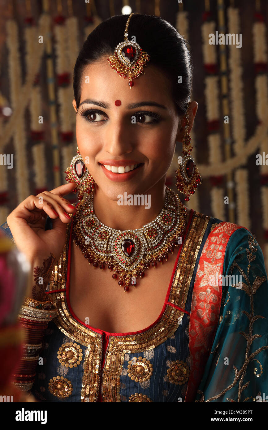 Indian bride smiling Stock Photo - Alamy