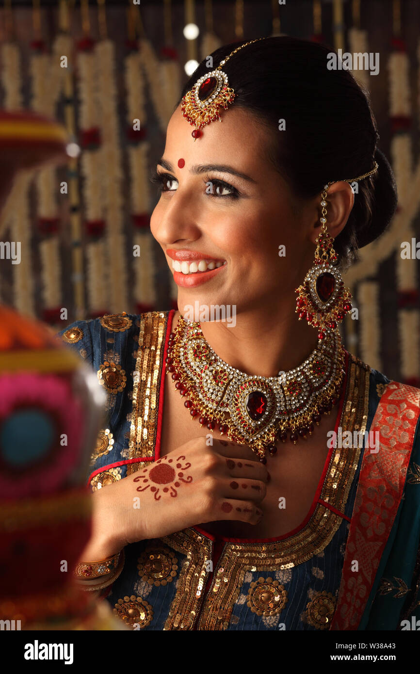 Indian bride smiling Stock Photo - Alamy
