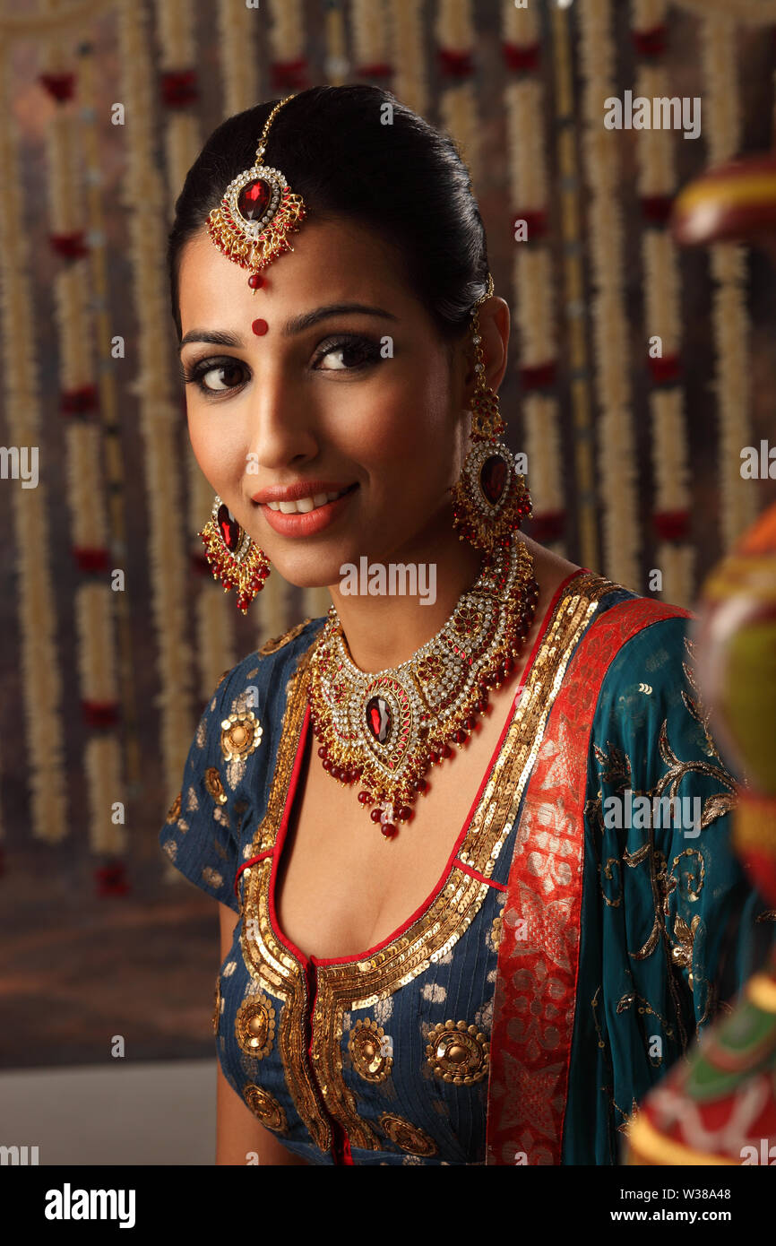 Indian bride smiling Stock Photo - Alamy
