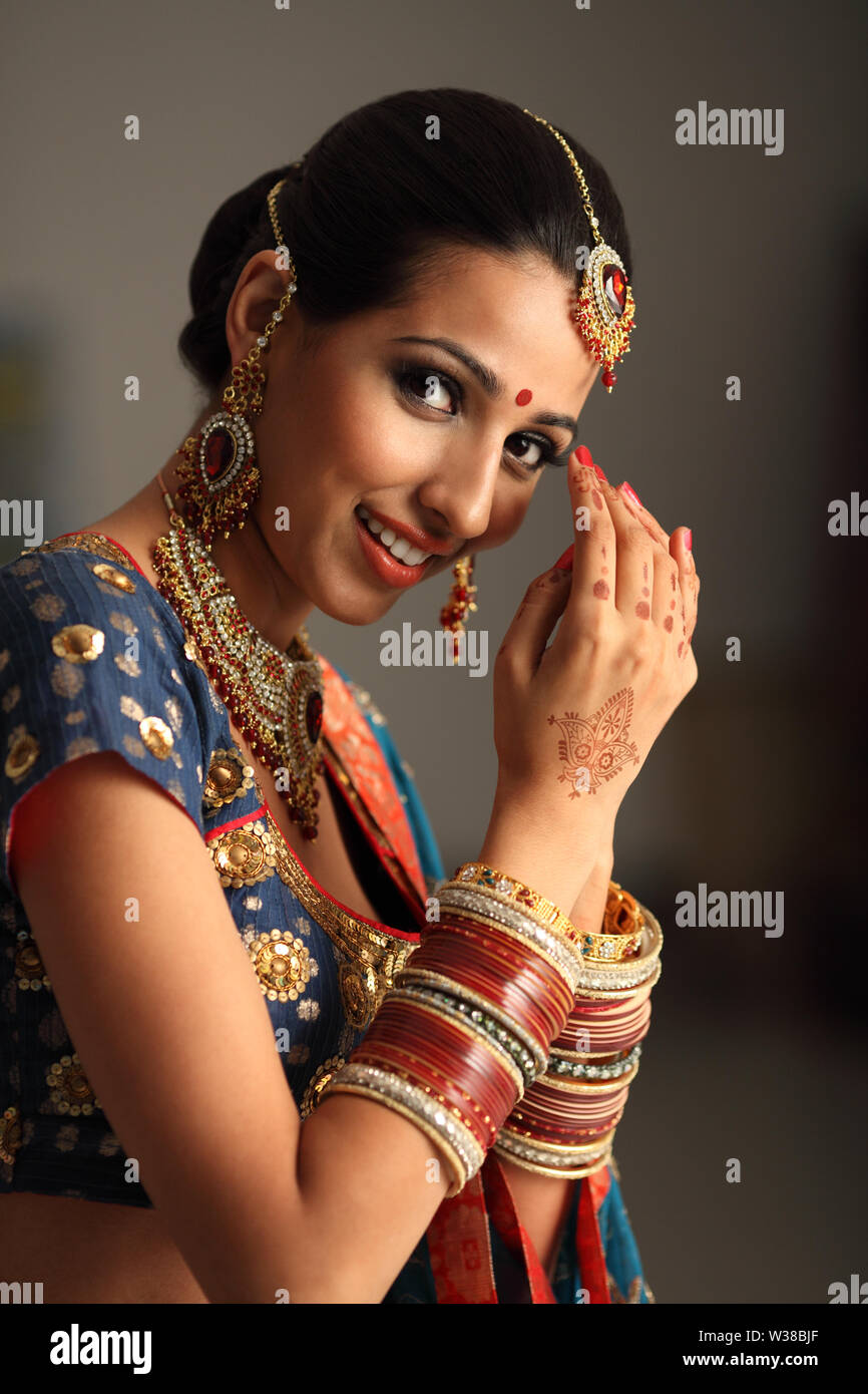 Portrait of an Indian bride smiling Stock Photo - Alamy
