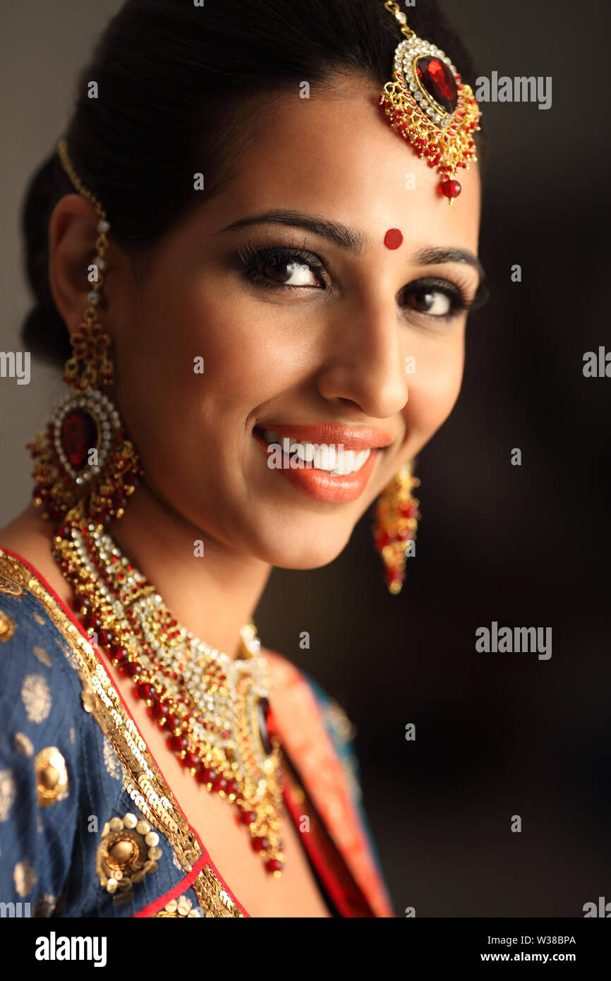 Portrait of an Indian bride smiling Stock Photo - Alamy