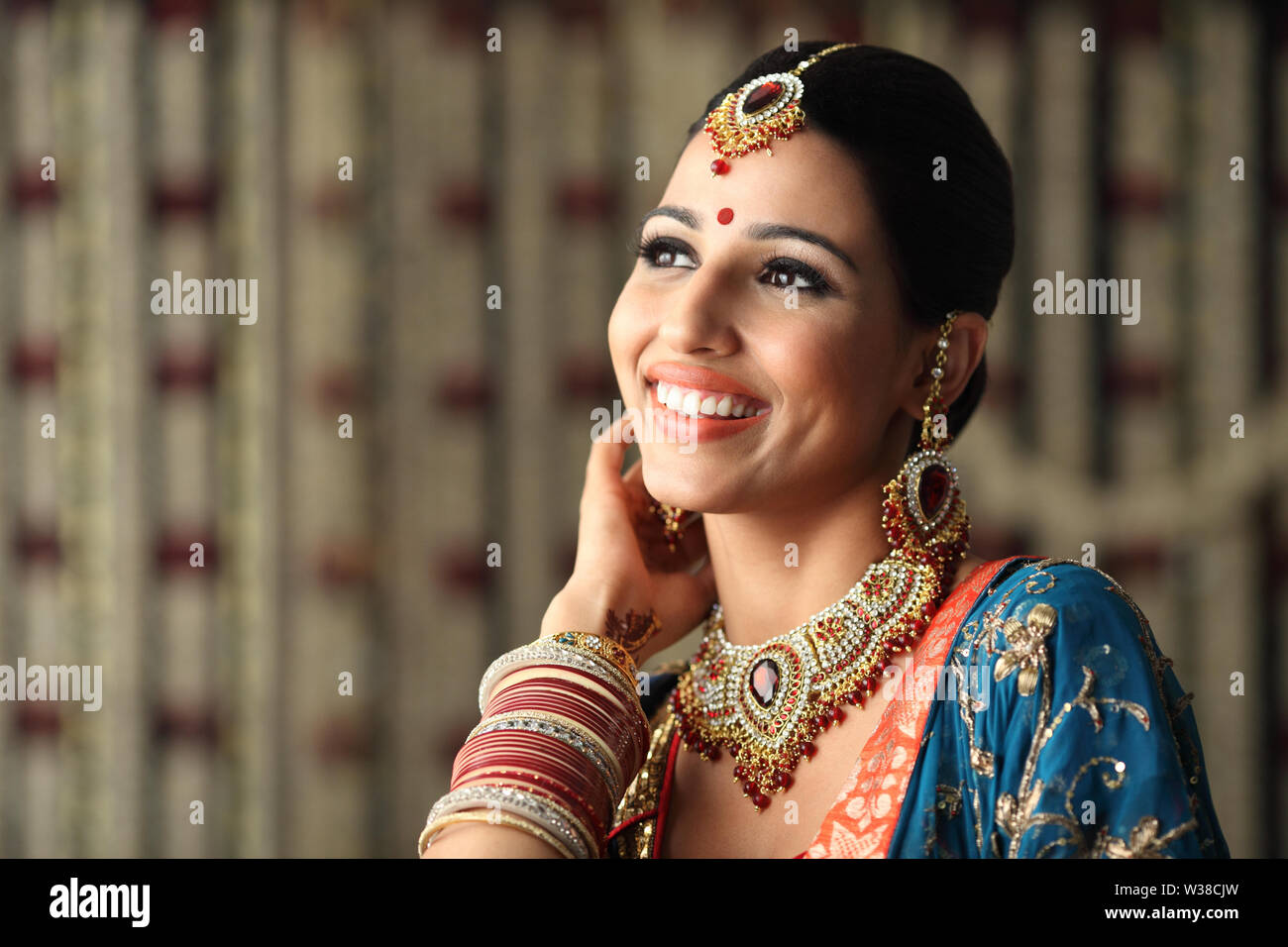 Indian bride smiling Stock Photo - Alamy