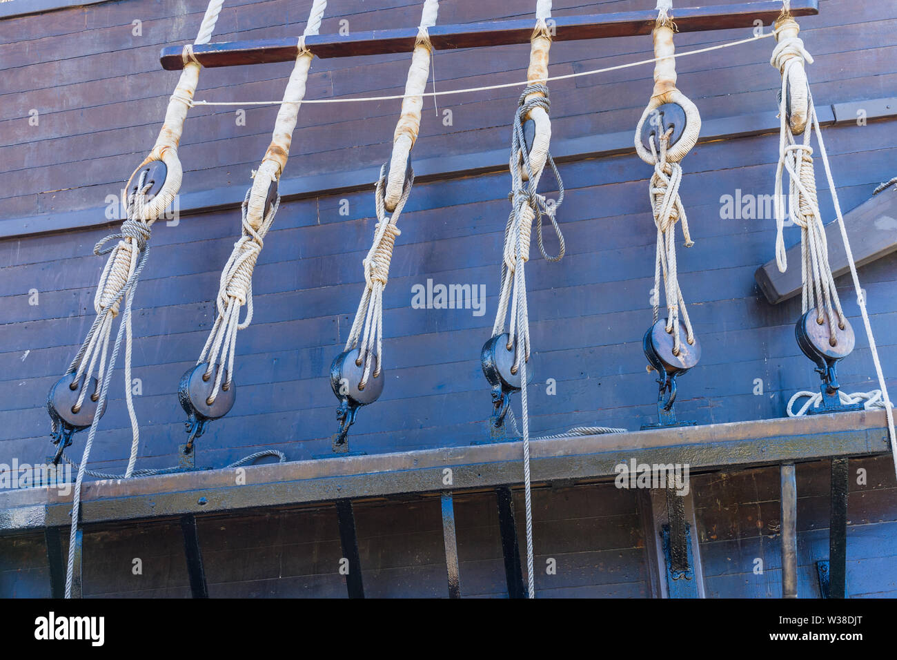 Ropes sea knots hi-res stock photography and images - Alamy
