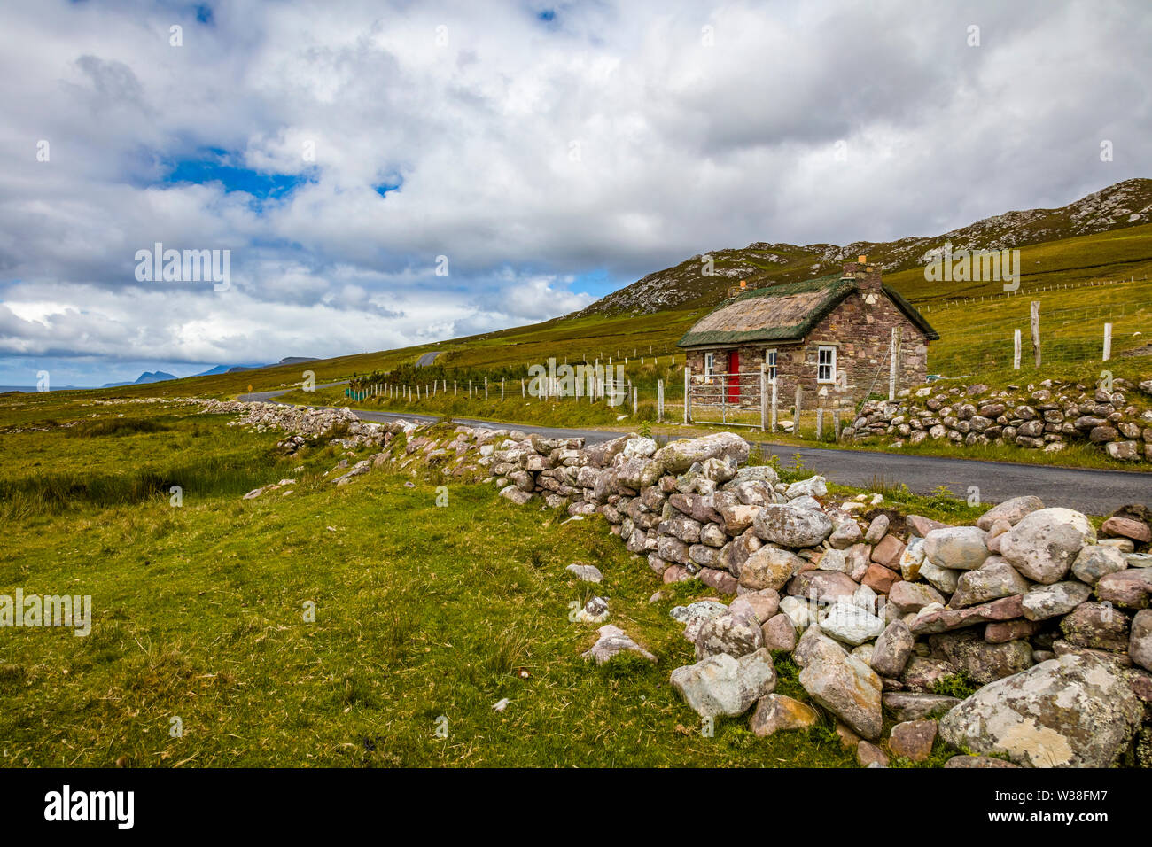 Stone house ireland hi-res stock photography and images - Alamy