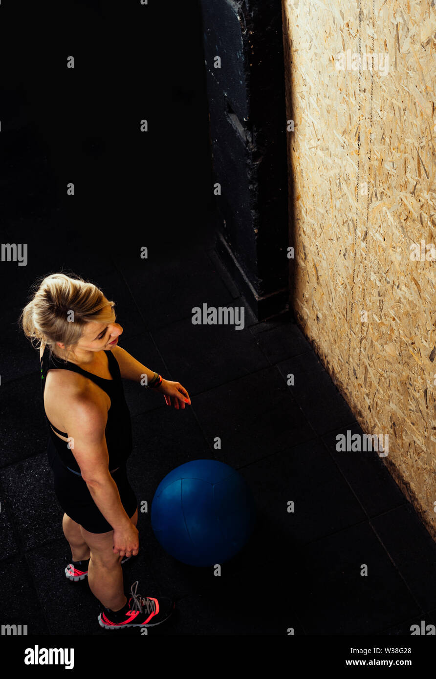 Athlete girl doing crossfit training with medicine ball in the gym ...