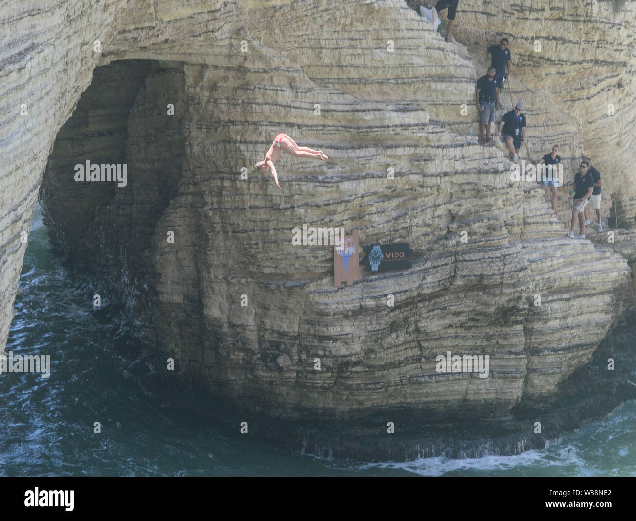 Jumping into the sea from a height hi-res stock photography and images ...