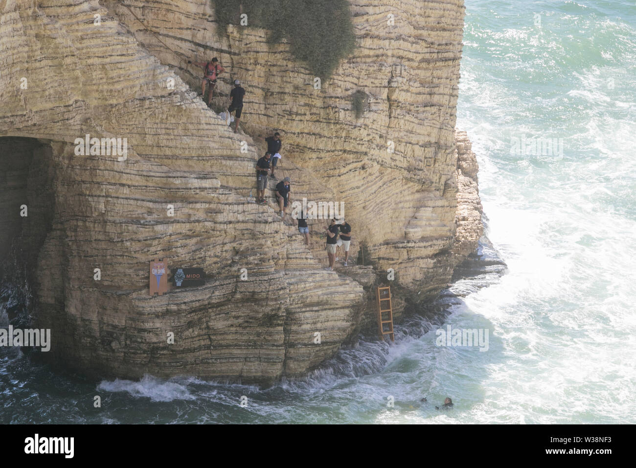 The filming crew watch the diving contestants jump form the Pigeon ...