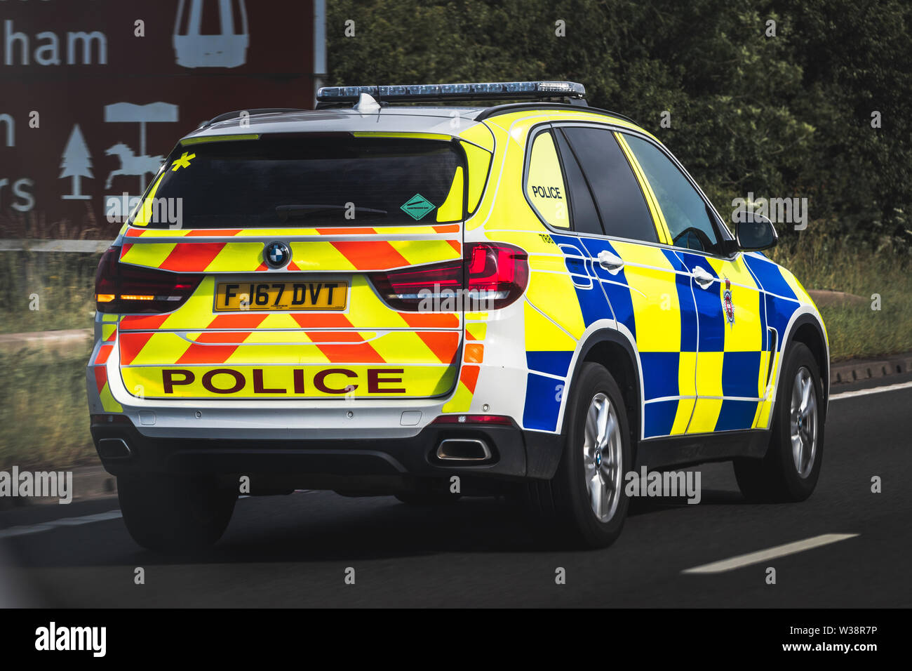 Police 4x4 hi-res stock photography and images - Alamy