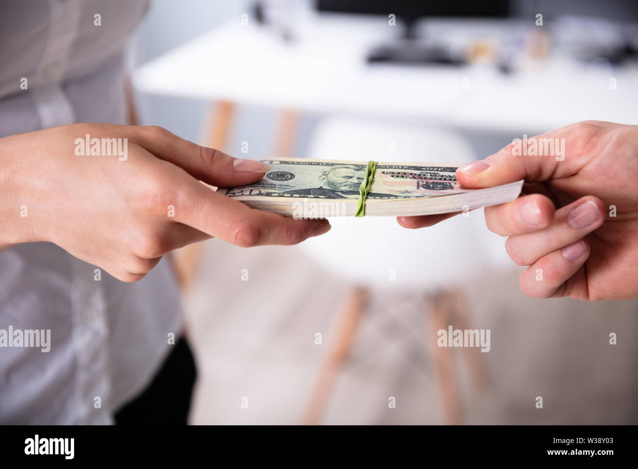 Hand receiving money hi-res stock photography and images - Alamy