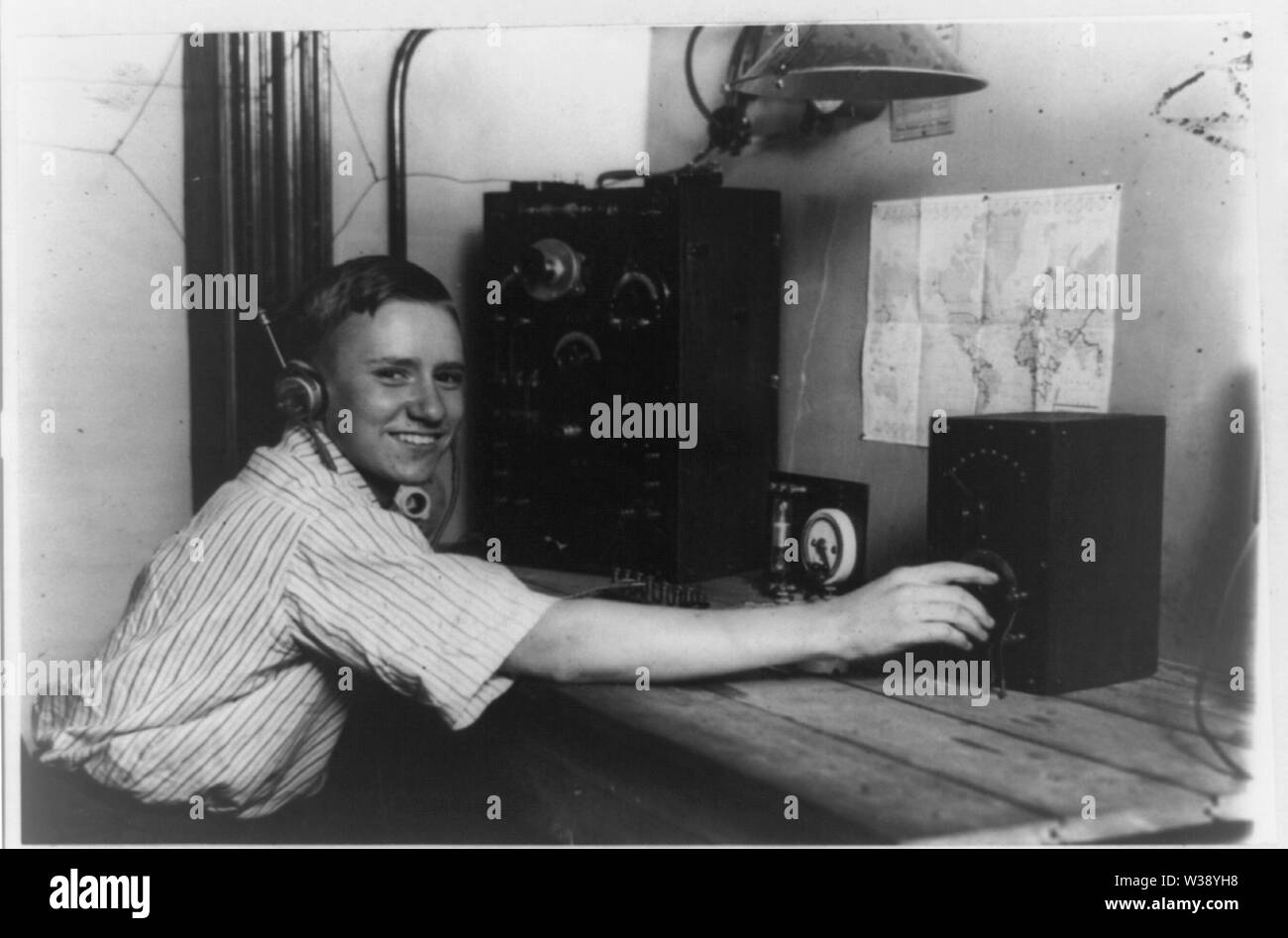 Radio broadcasting 1920s hi-res stock photography and images - Alamy
