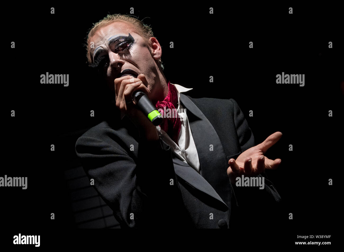 Drag act children hi-res stock photography and images - Alamy