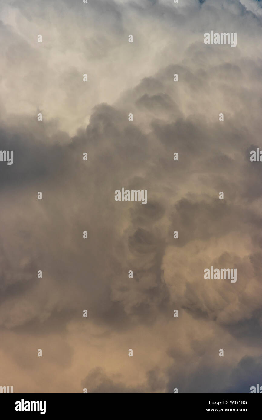White cloud formation hi-res stock photography and images - Alamy