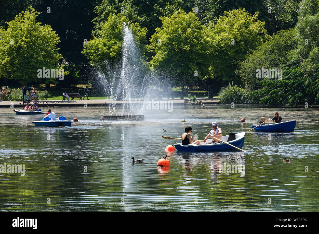 Victoria park london fountain hi-res stock photography and images - Alamy