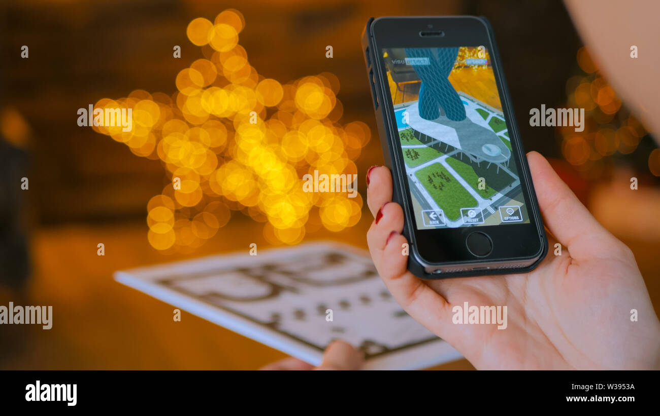 Virtual reality app hi-res stock photography and images - Alamy