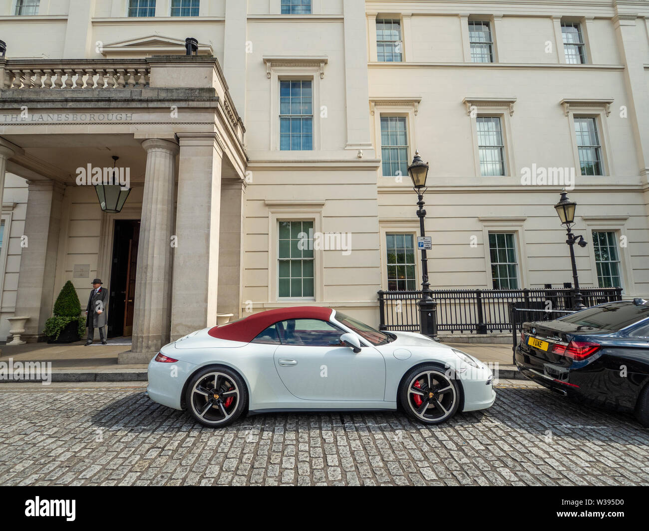 Porsche parked outside the The Lanesborough hotel at Hyde Park Corner ...