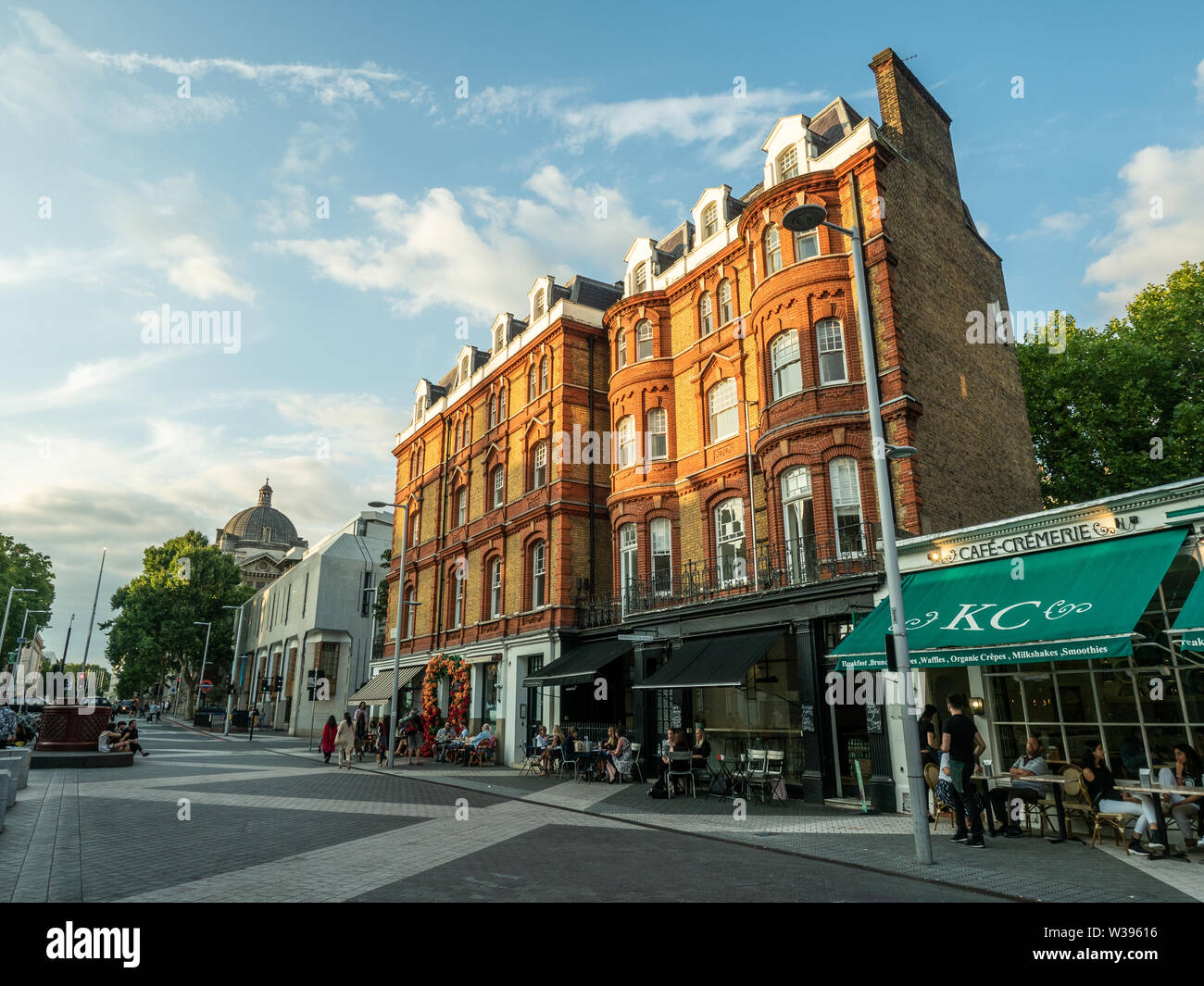 Exhibition road london kensington hi-res stock photography and images ...