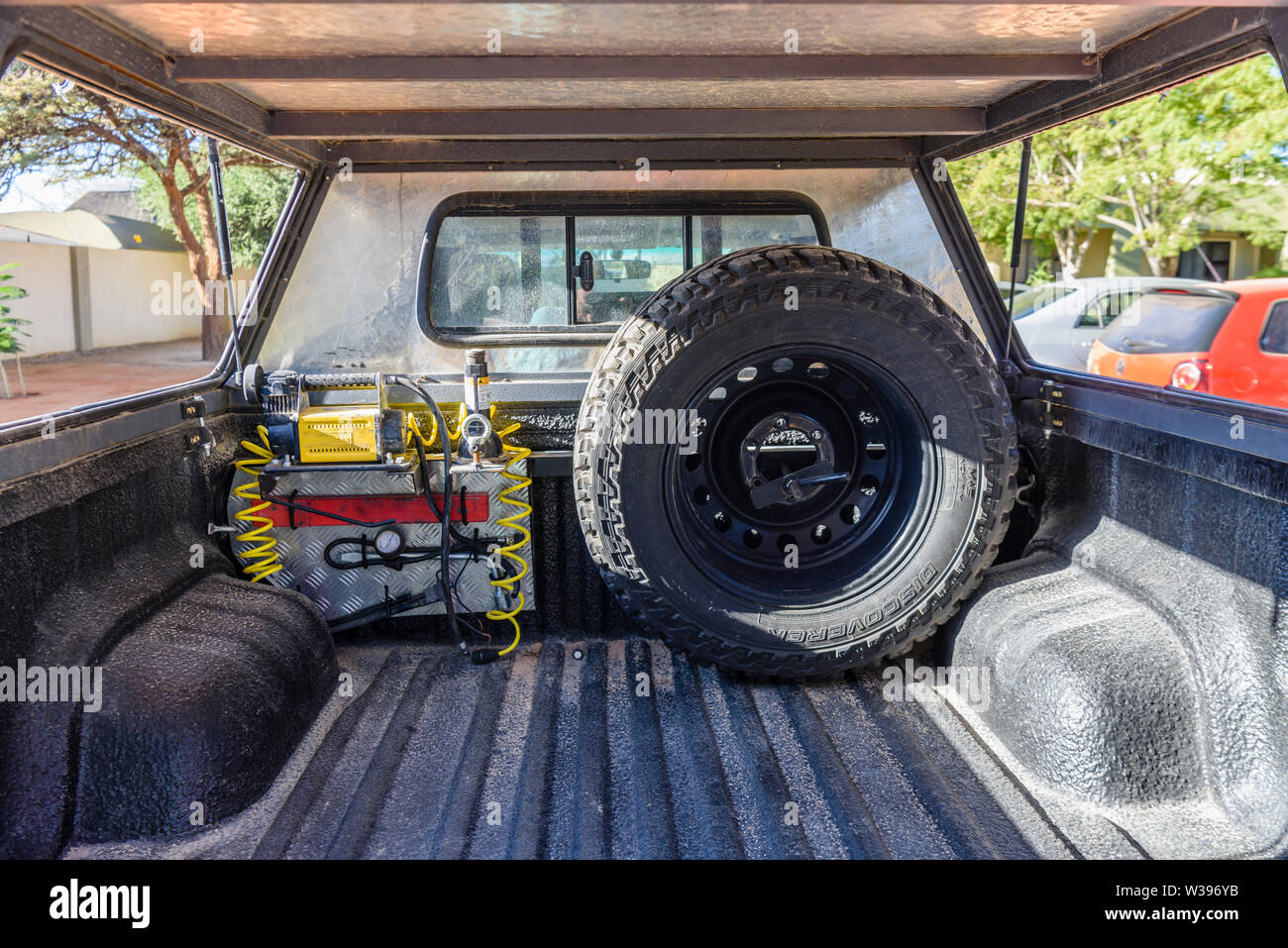 Air pump, bottle jack, spare wheel and other tools in the rear canopy ...