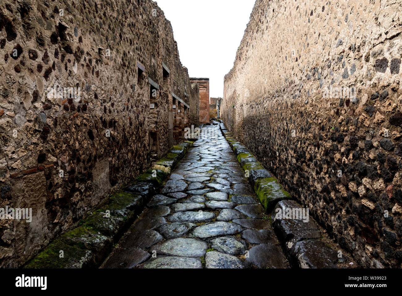 Pompeii ruins road hi-res stock photography and images - Alamy
