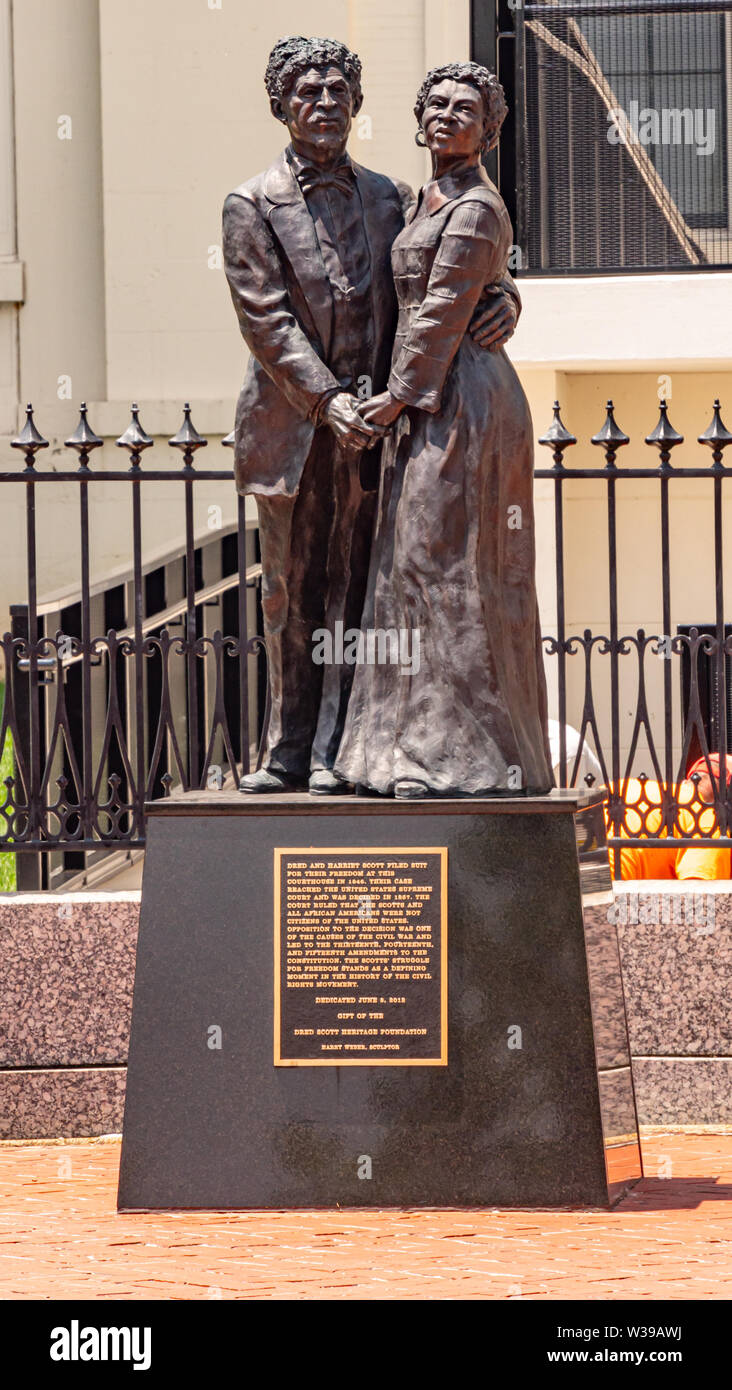 Dred and Harriet Scott monument in St. Louis - SAINT LOUIS. USA - JUNE ...