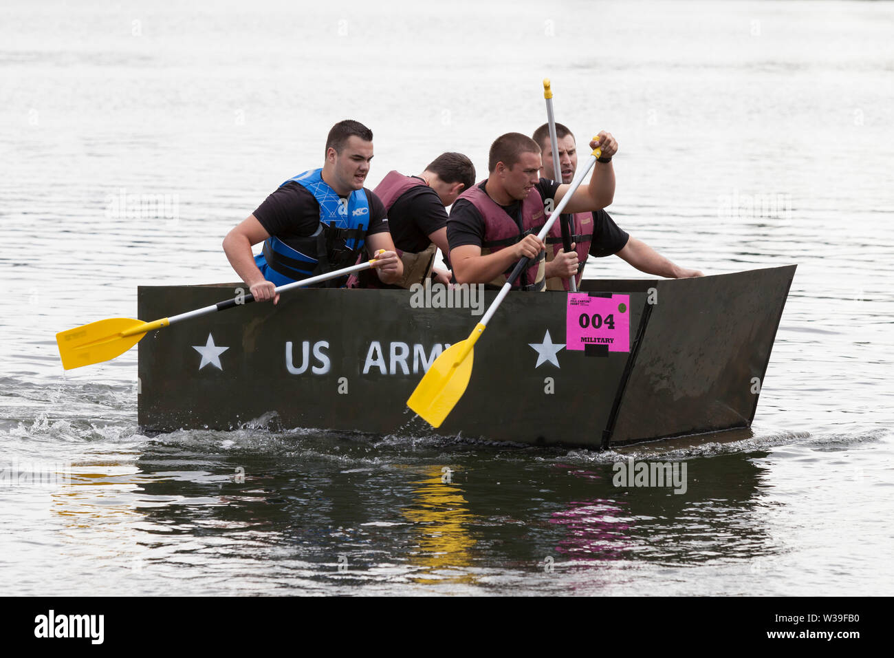 Members of the US Army Everett Warriors team race in the military ...