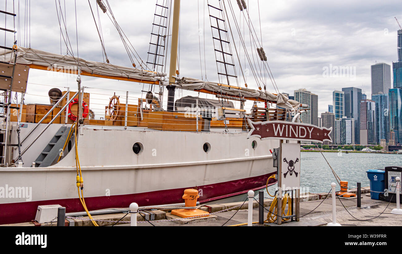 Sailing ship chicago navy pier hi-res stock photography and images - Alamy