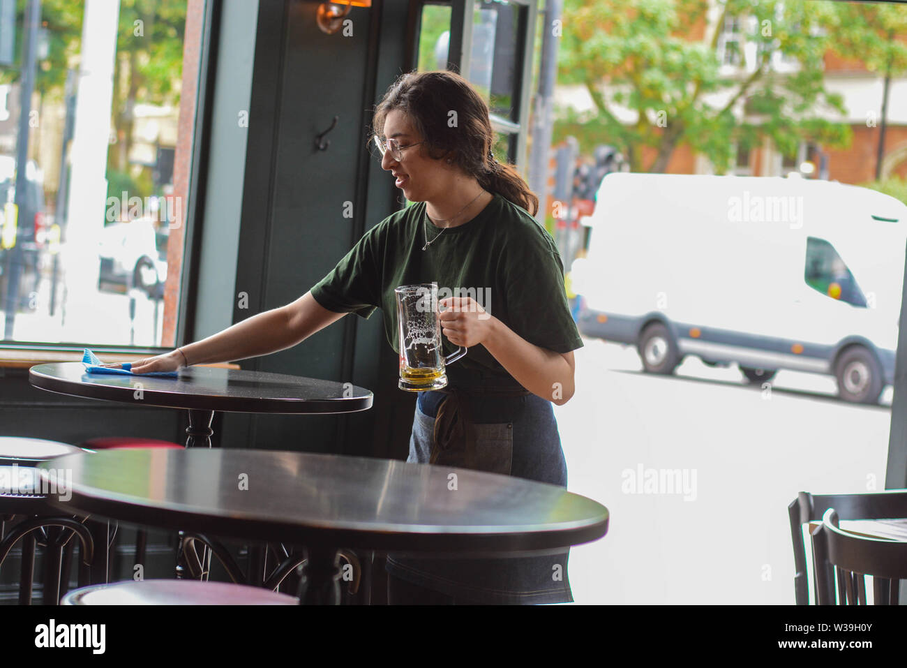 Cleaning table pub hi-res stock photography and images - Alamy