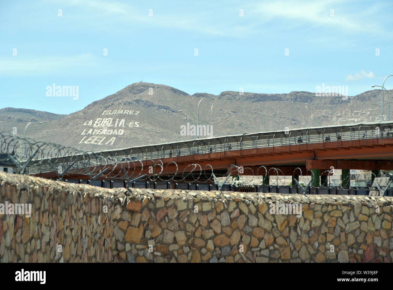 pedestrian crossing in juarez mexico near san diego california Stock ...