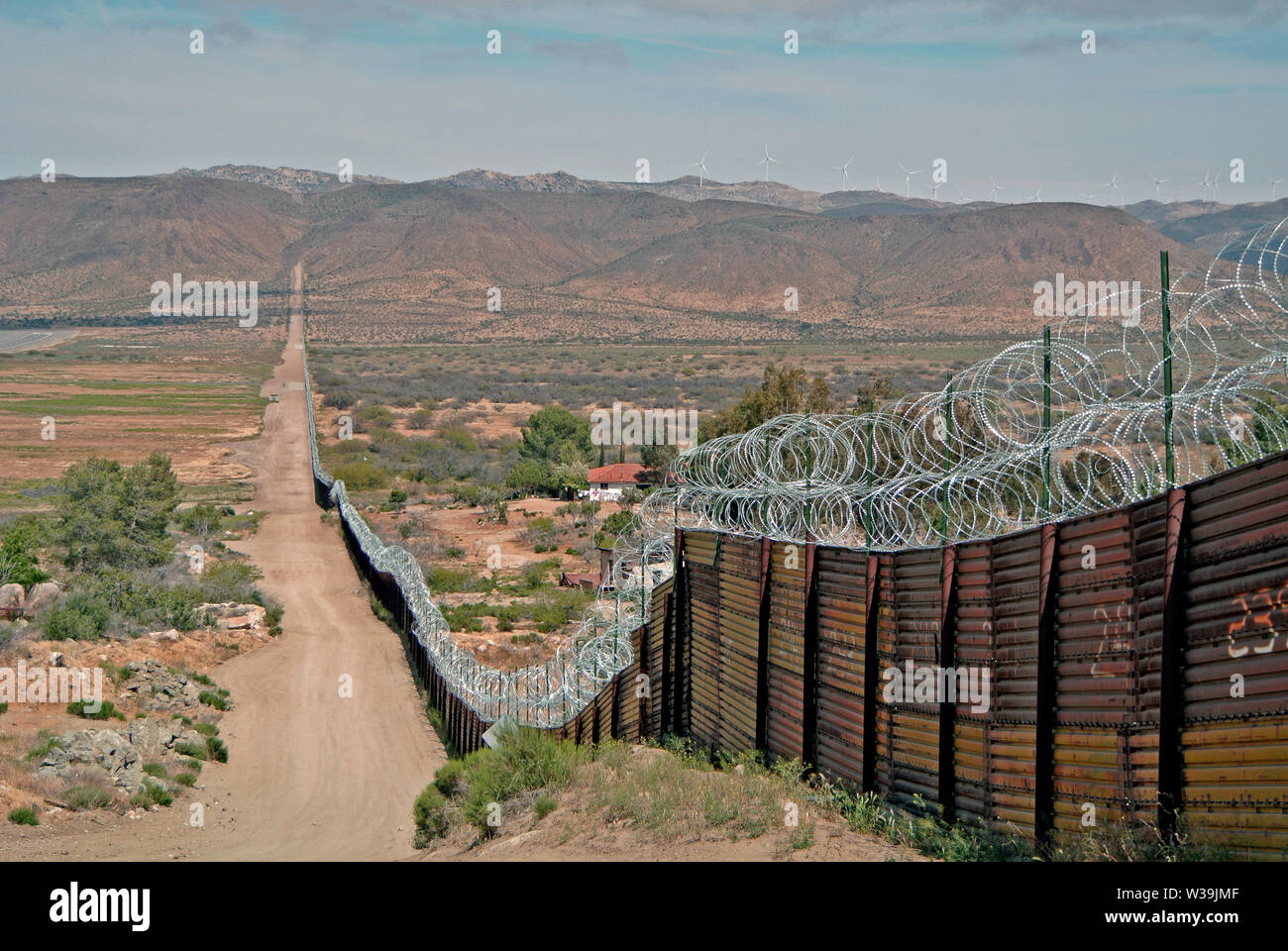 Border fence hi-res stock photography and images - Alamy