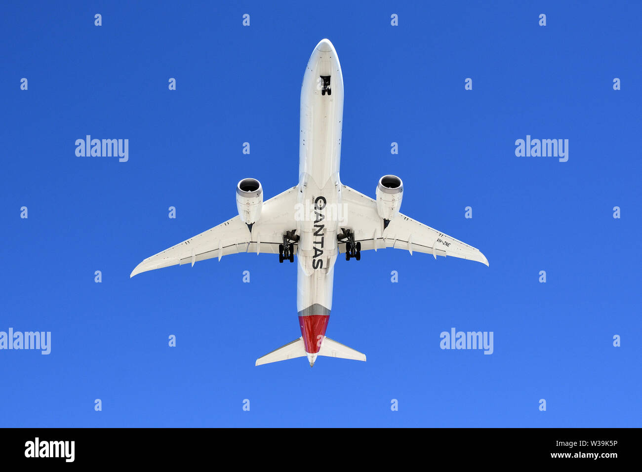 Boeing 787 Dreamliner VH-ZNE of Qantas Airways, on approach to Perth ...