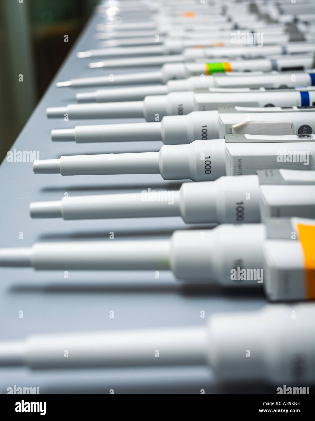 Pipettes High Resolution Stock Photography and Images - Alamy
