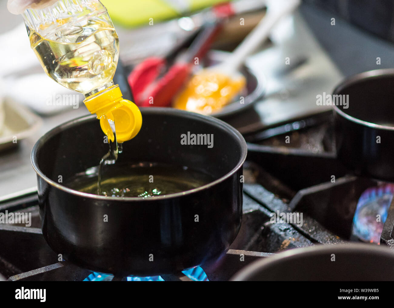 Pouring oil into frying pan hi-res stock photography and images - Alamy