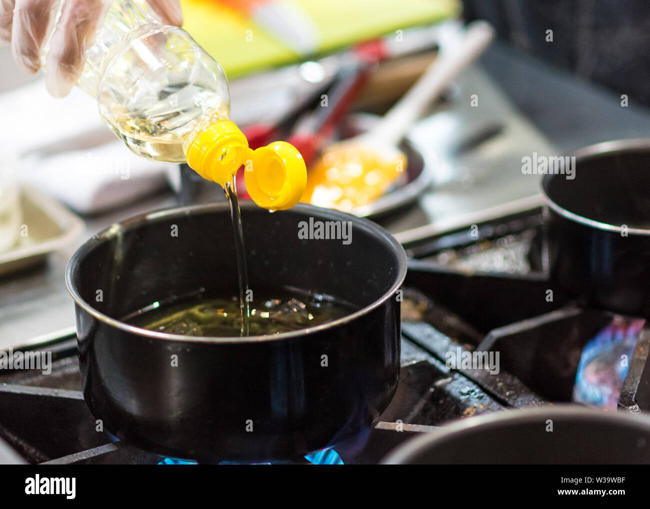 Oil in frying pan hi-res stock photography and images - Alamy
