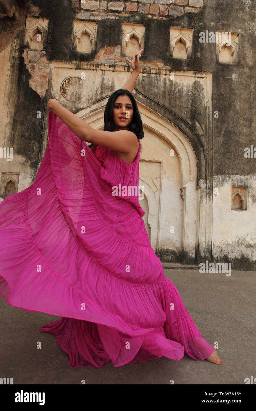 Woman performing contemporary dance Stock Photo - Alamy