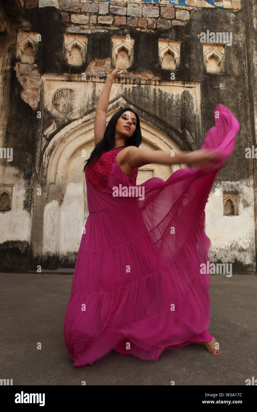 Woman performing contemporary dance Stock Photo - Alamy