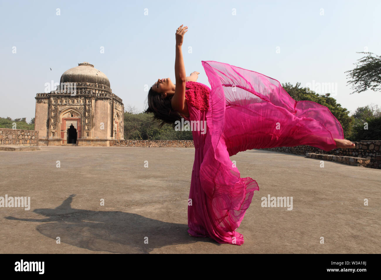 Woman performing contemporary dance outdoors hi-res stock photography ...