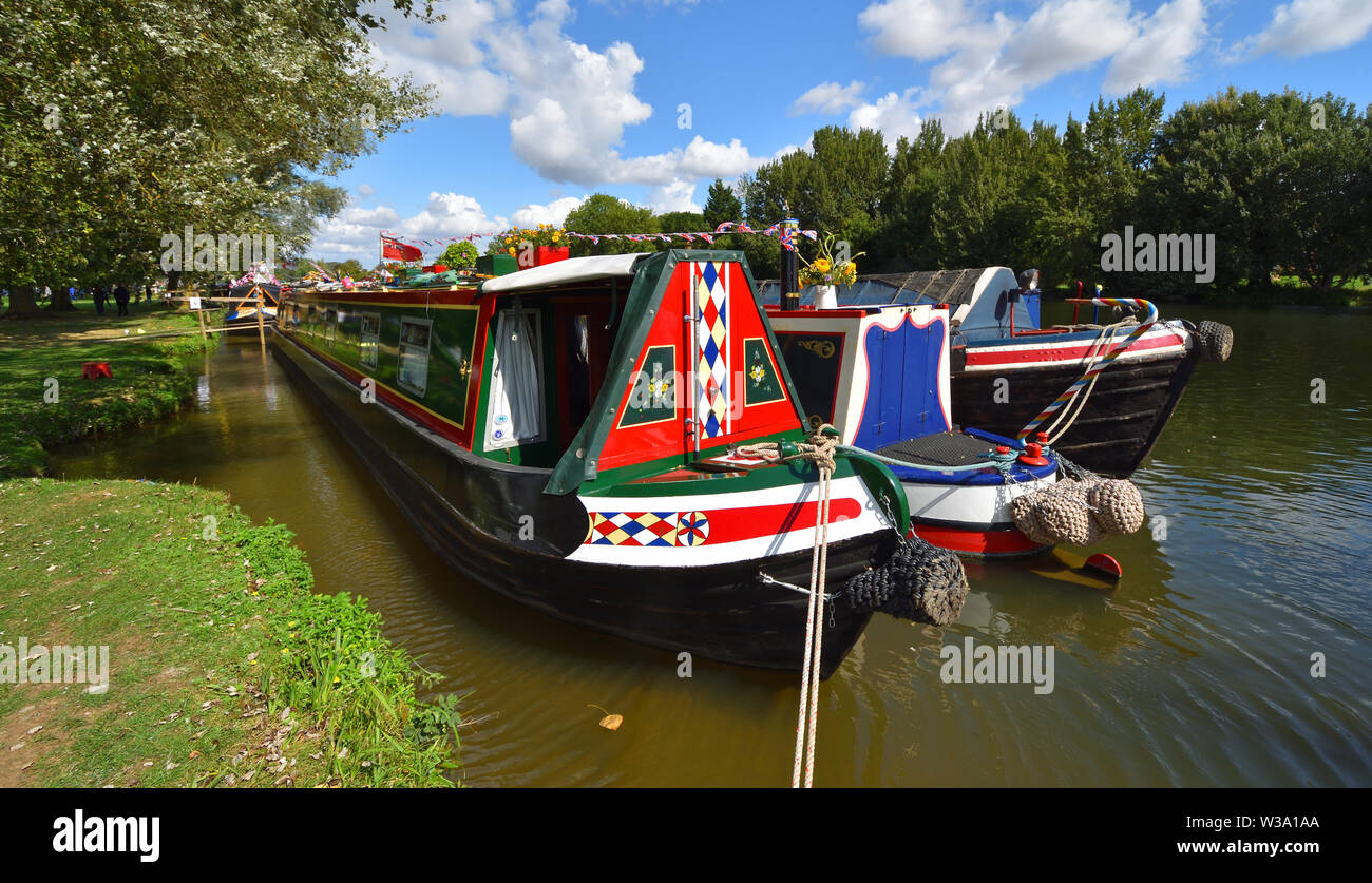 Black and red narrowboat hi-res stock photography and images - Alamy