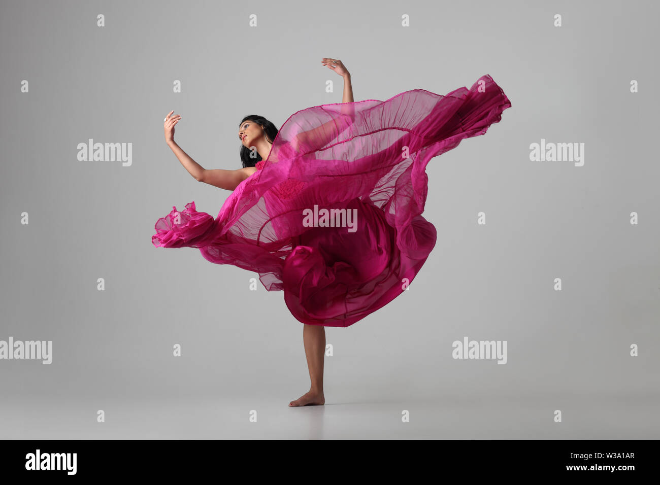 Woman performing contemporary dance Stock Photo - Alamy