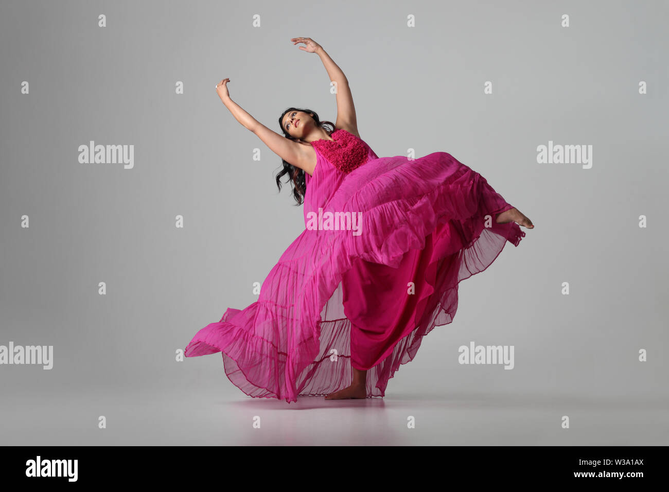 Woman performing contemporary dance Stock Photo - Alamy