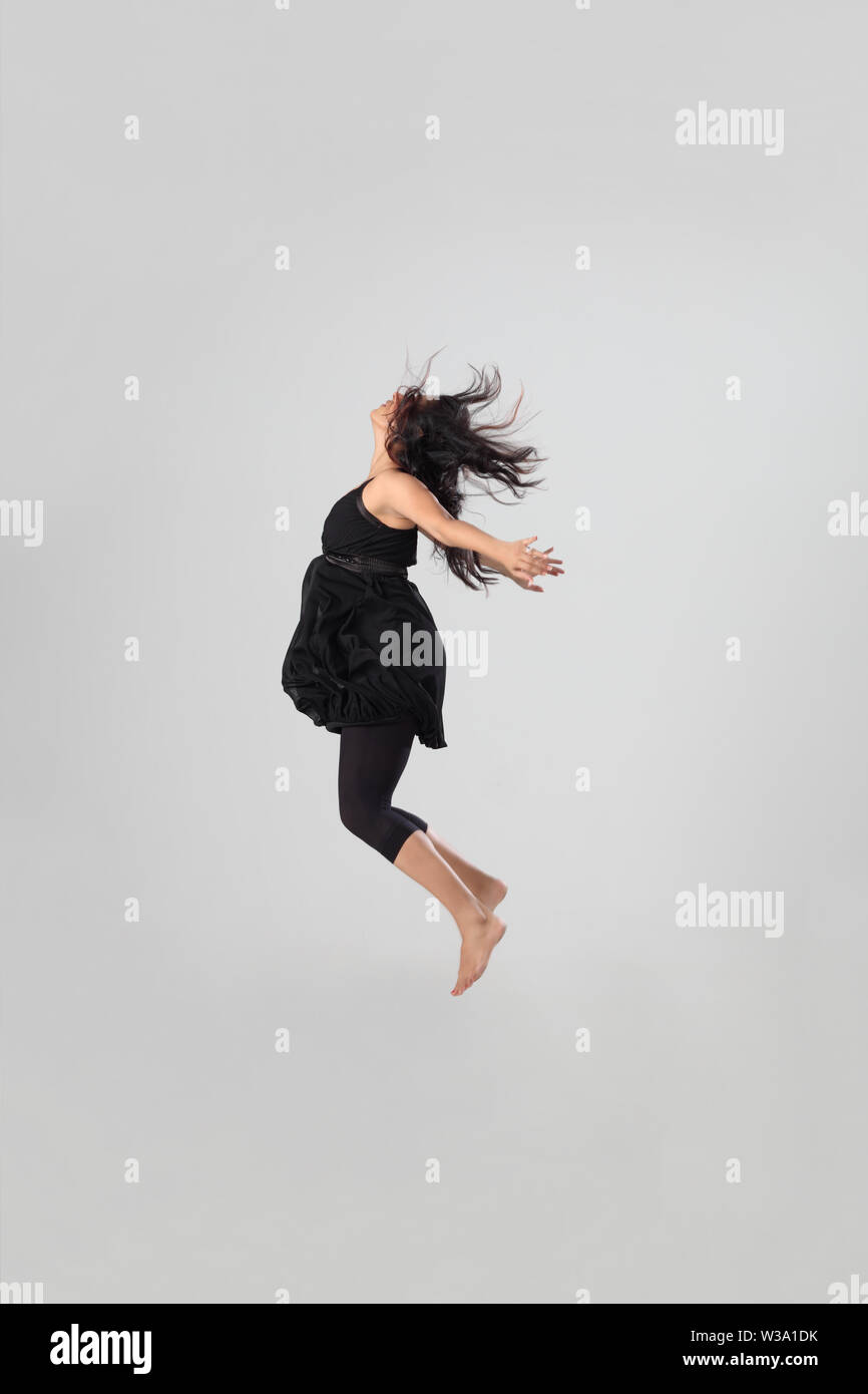 Contemporary dance performer jump hi-res stock photography and images ...