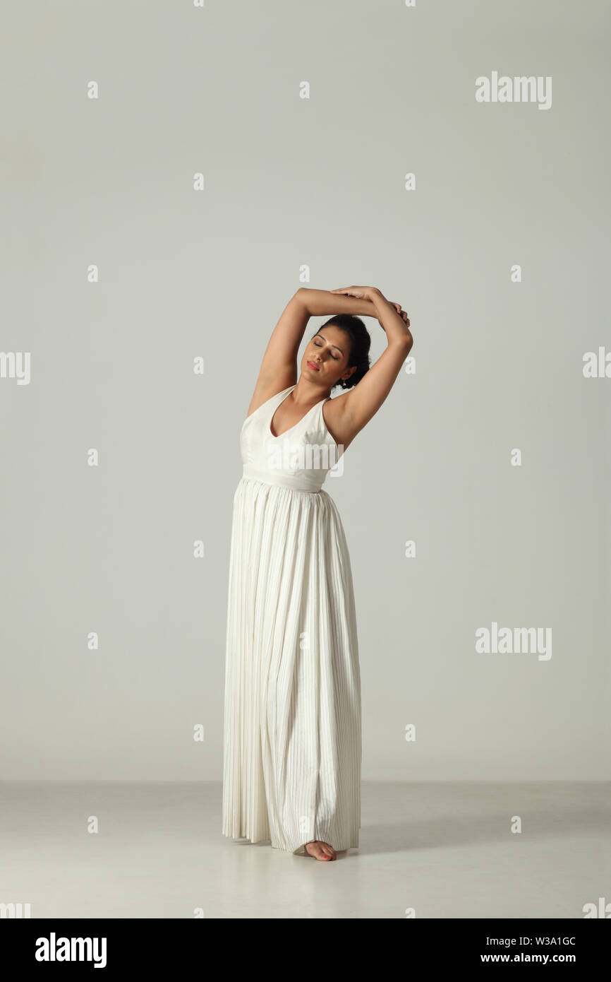 Woman performing contemporary dance Stock Photo - Alamy