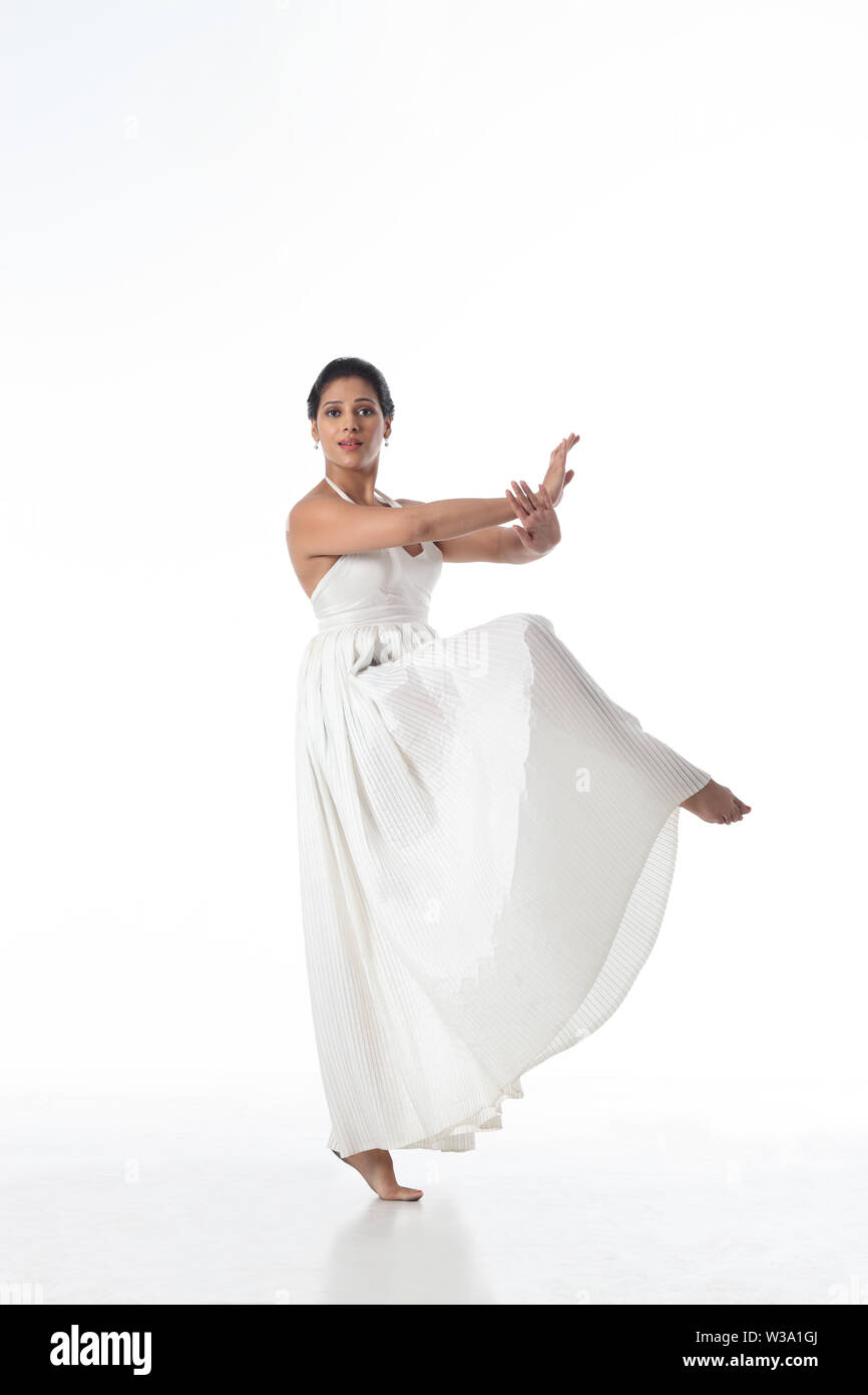 Woman performing contemporary dance Stock Photo - Alamy